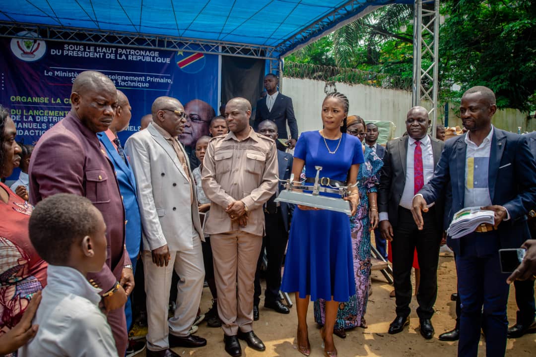 Aminata Namasia lance la distribution des manuels scolaires et ...