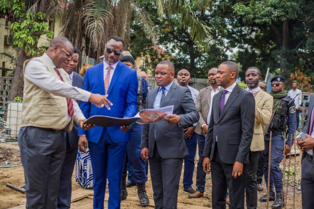 Tony Mwaba visite le chantier du nouveau bâtiment de la DINACOPE ...